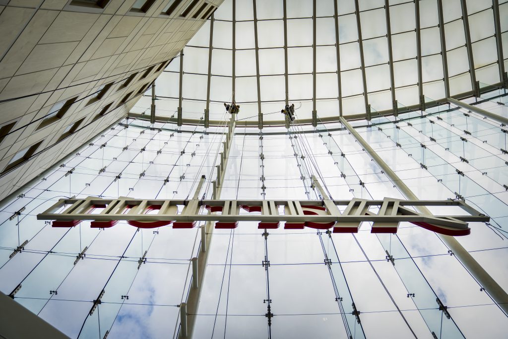 Abseiling sign removal - Repair Abseiling Ltd.